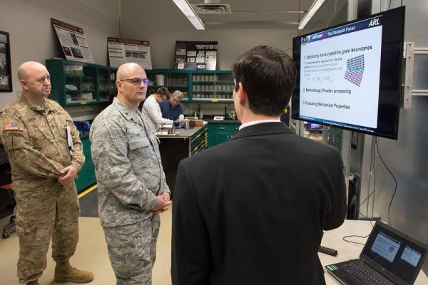넘어져도 스스로 일어나는 로봇 군인 개발