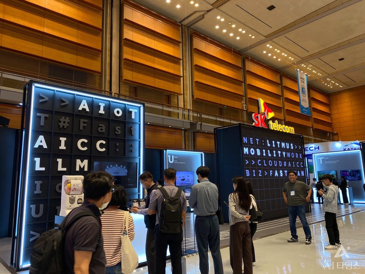 SKT, AIoT 전시회서 '기업 전용 LLM' 맛보기 시연